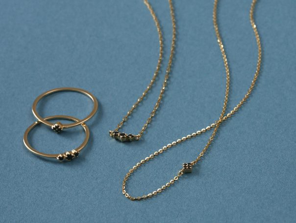 シンプル服がグッと洗練♡「MIKIMOTO」の新作”V Code”がおしゃれすぎ！ - CanCam.jp（キャンキャン）