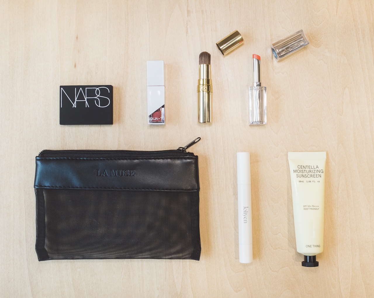 美容のプロが3度リピ買い。「NARSの“リフ粉”」って何がいいの？｜韓国コスメも紹介【What's in my pouch？⑨前編 ...