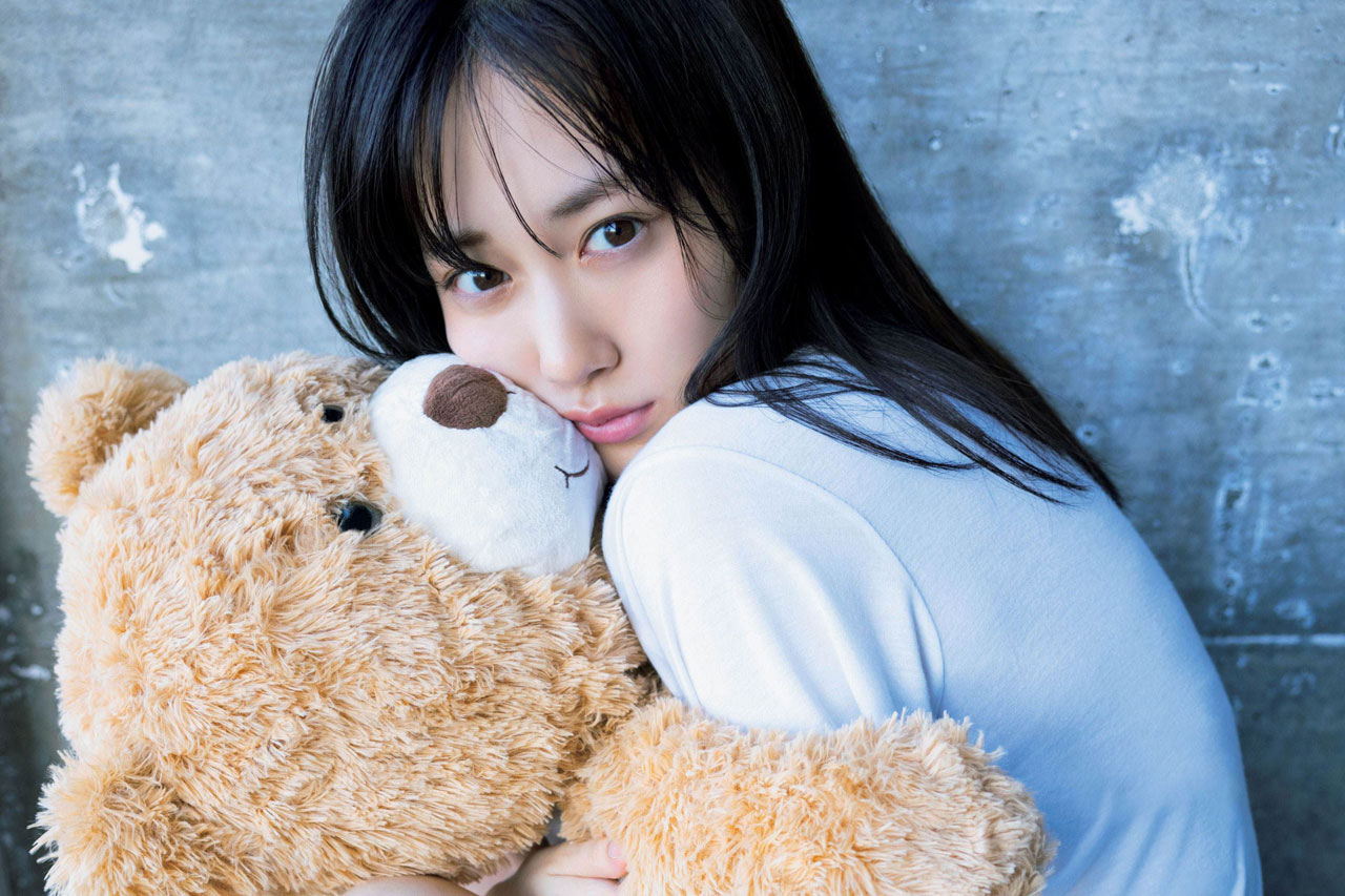 部屋着の白Tでハグ…♡乃木坂46・山下美月2nd写真集の先行カットがかわいすぎ - CanCam.jp（キャンキャン）