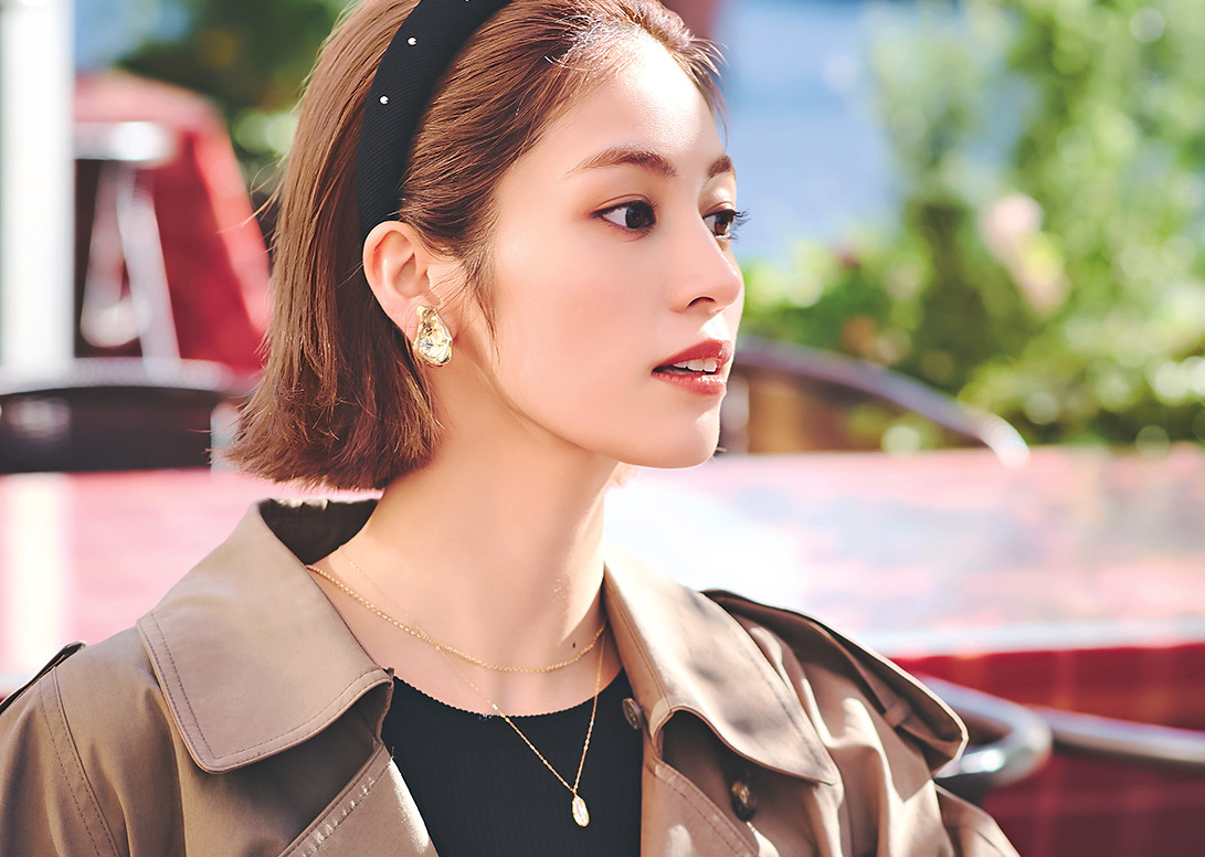 上半身勝負な日は♡黒ワンピ×アクセで顔周りを華やかに【今日のコーデ】 - CanCam.jp（キャンキャン）