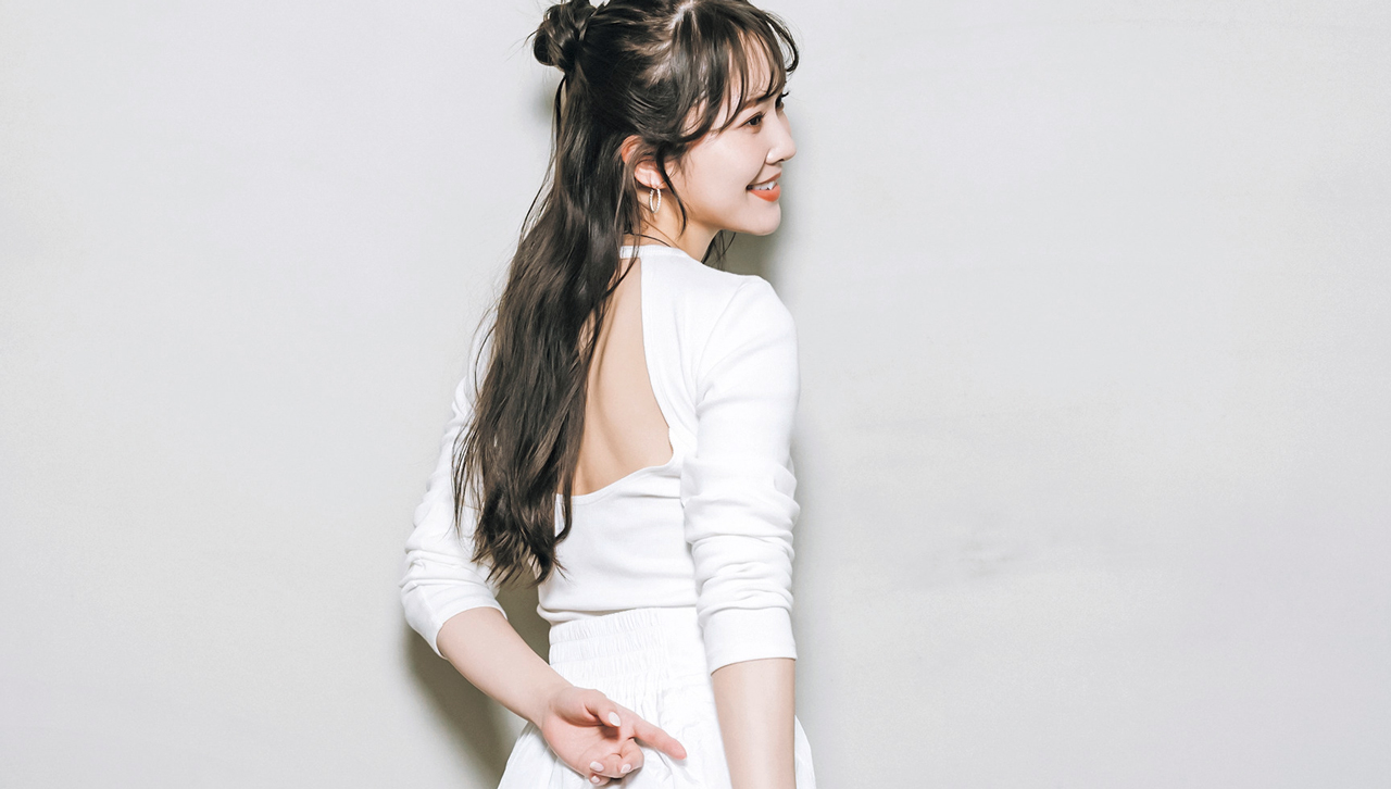 【7／23のコーデ】日向坂46・加藤史帆の背中見せコーデがあざとい♡ - CanCam.jp（キャンキャン）