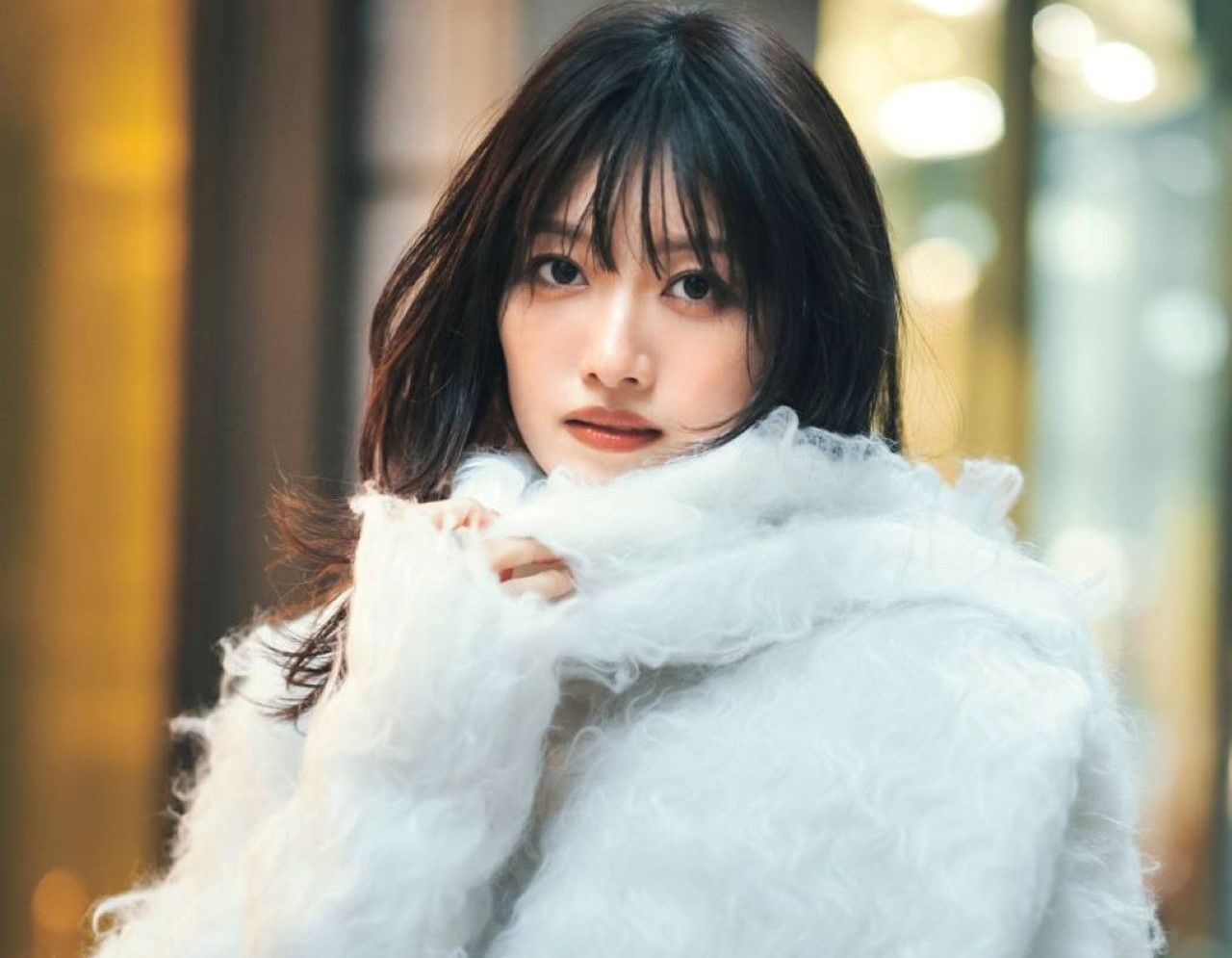 【忘年会・女子会コーデ①】地味色×派手素材の「大人っぽ華やかオーラ」がイケてる！ - CanCam.jp（キャンキャン）