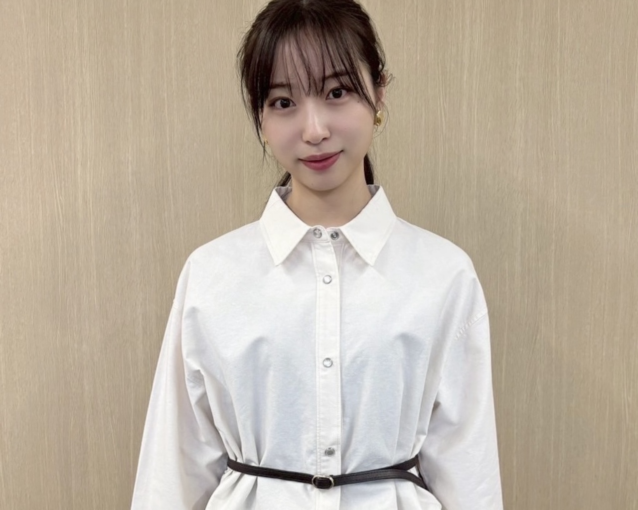 【写真5枚】大胆スリットの白スカート！『めざましテレビ』お天気キャスター林佑香さんの毎日コーデ【4月21日分】 - CanCam.jp（キャンキャン）